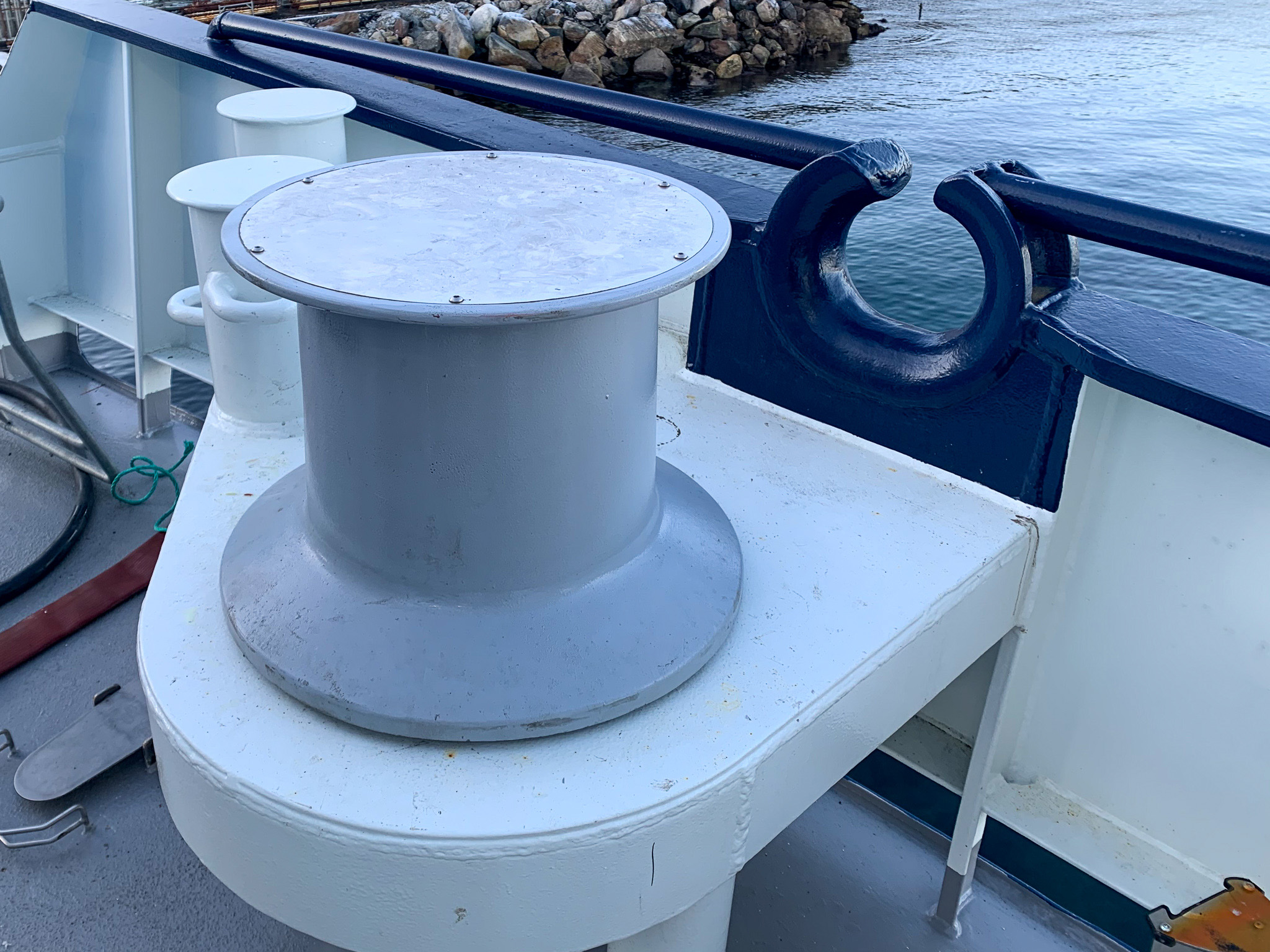 Capstans with electric or hydraulic drive